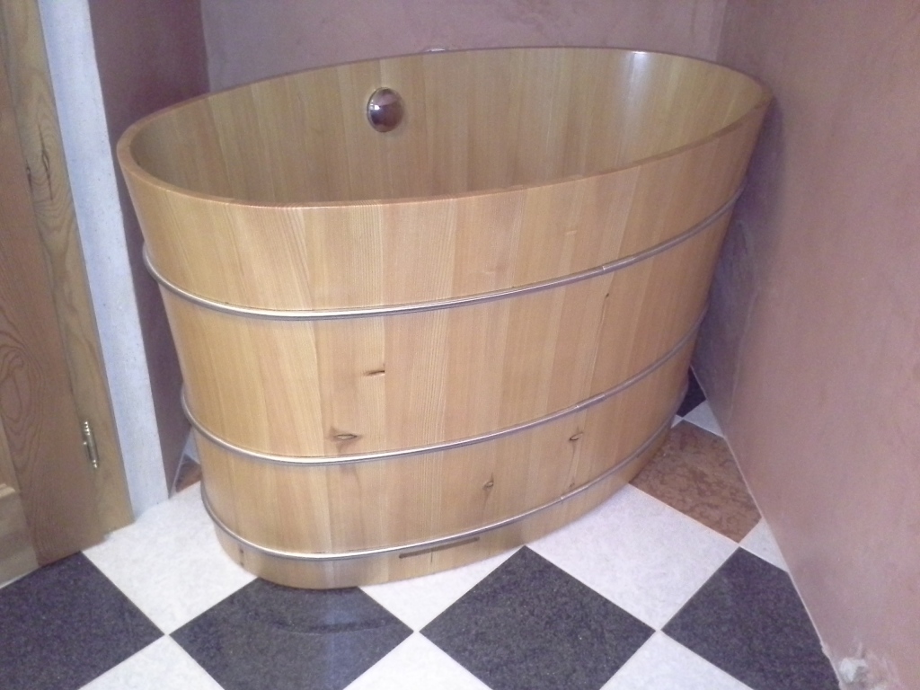 Sitzbadewanne oval in Lärche mit Ab- und Überlaufgarnitur. | Balubad